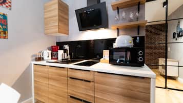 Room for 4 people Comfort (72B) | Kitchenette privada | Um frigorífico, um micro-ondas, uma placa de cozinha