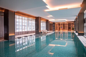 Piscina interior, da(s) 6:00 à(s) 23:00, espreguiçadeiras 