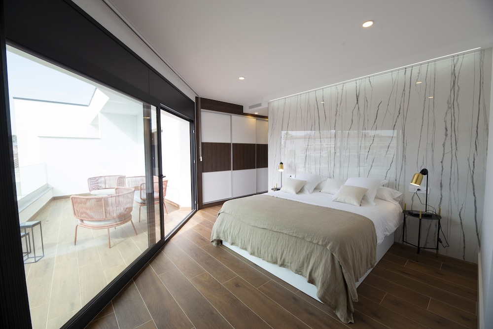 Splendid Contemporary Villa In The City Center 3 Minutes Walk From The Beach - Empuriabrava
