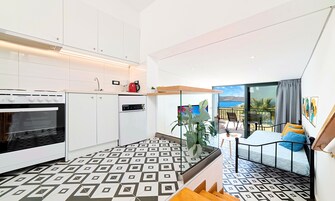 Apartamento Deluxe | Cozinha privada | Minifrigorífico, um forno, uma placa de cozinha 