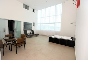 Suíte premium, 2 quartos | Área de estar