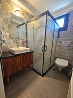 Quarto Familiar | Casa de banho | Um polibã, um chuveiro fixo, um secador de cabelo, chinelos 