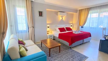 Quarto lua de mel | Frigobar, cofres nos quartos, escrivaninha