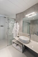 Quarto Superior | Casa de banho | Chinelos, toalhas fornecidas 