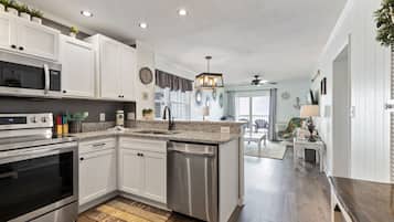 Apartamento Signature em Condomínio Fechado, 2 quartos, varanda, vista para a praia | Cozinha privada | Um frigorífico, um micro-ondas, um forno, uma placa de cozinha