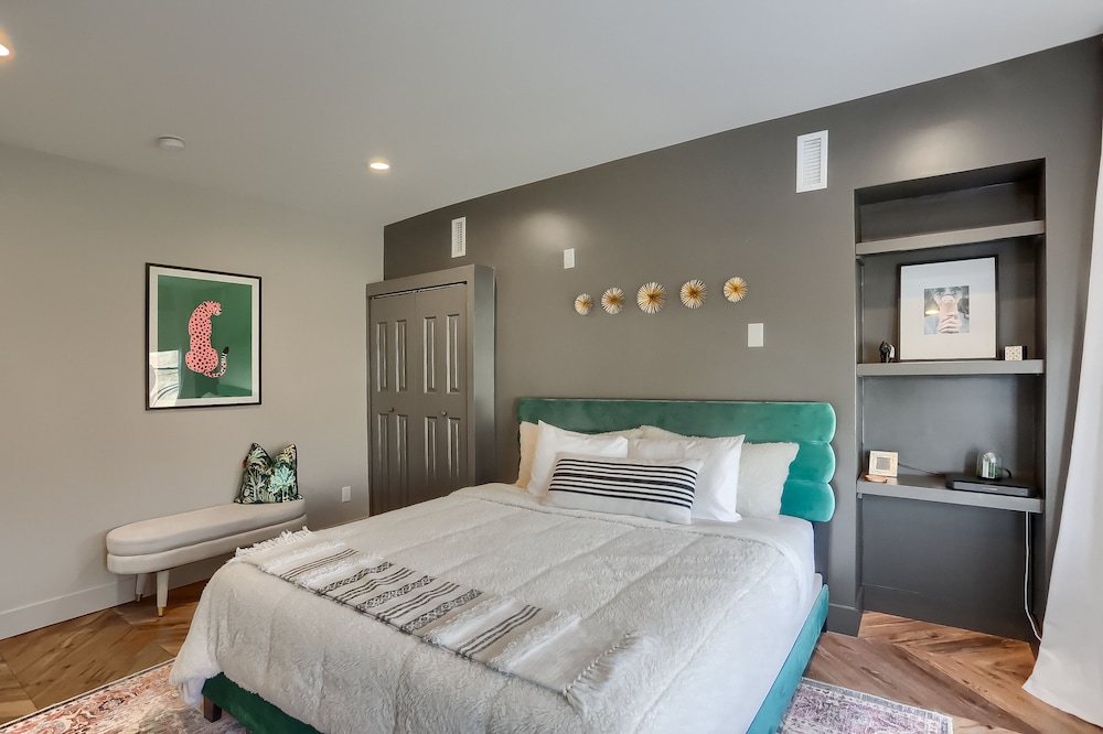 Gameroom, Gym + 2 King Suites • Book Your Stay! - Pittsburgh, PA
