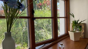 Suite-Estúdio Deluxe, vista para o jardim | Minibar, com decoração personalizada, com mobília individualizada