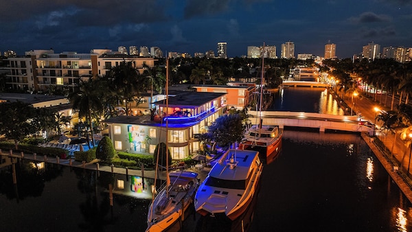 Isle Of Venice - Fort Lauderdale-Hollywood Airport (FLL)