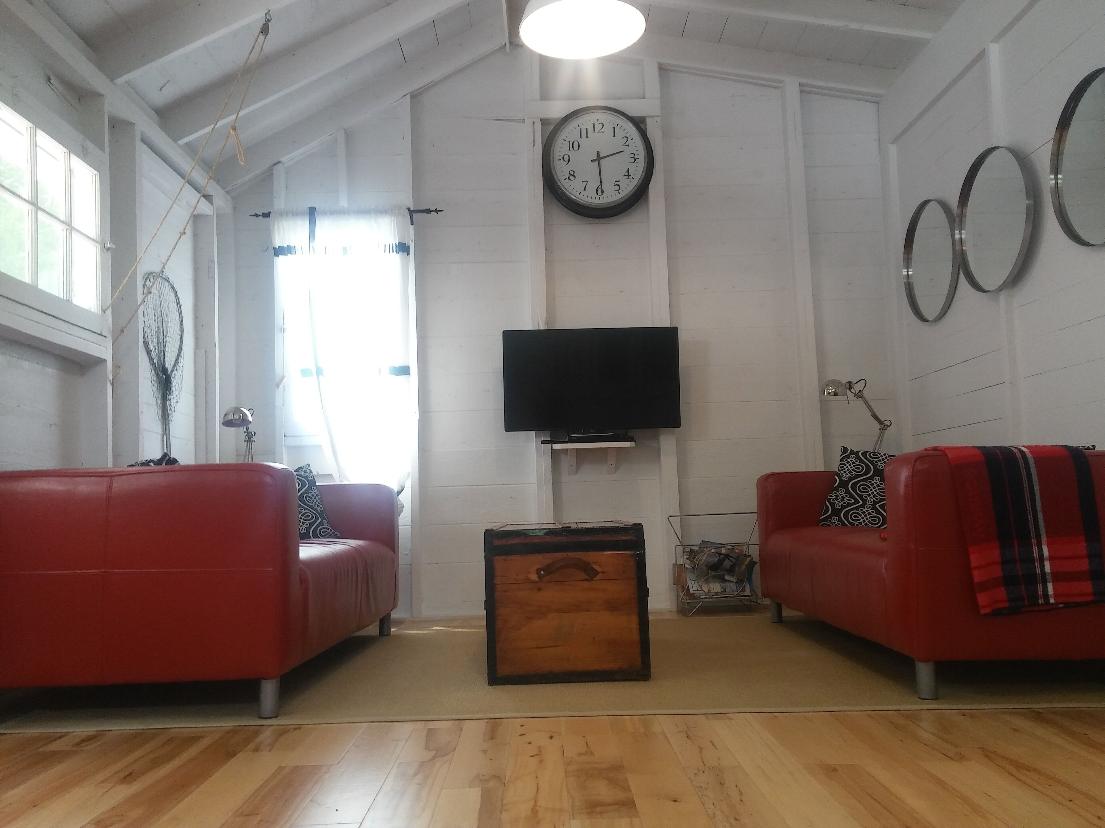 Cozy, Clean, Newly Renovated Two Bedroom Cottage On The Waterfront. - Sauble Beach