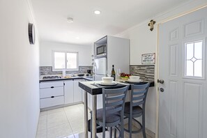 Quarto Individual Básico, 1 quarto, não fumadores | Cozinha privada | Um frigorífico/congelador grande, um micro-ondas, uma placa de cozinha 