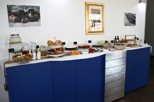 Café da manhã com buffet grátis todos os dias