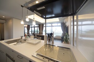 Geladeira, mesas de jantar