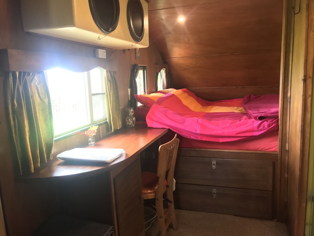 Cosy Vintage American Caravan - Somerset
