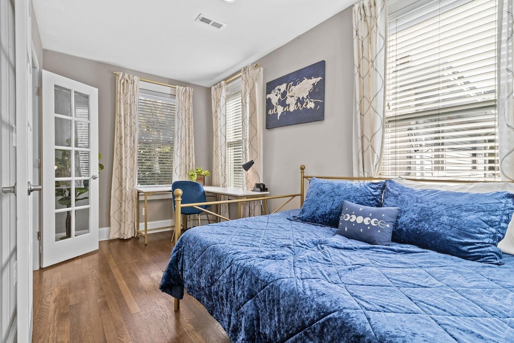 Amazing Walkable Location + Parking! - Kansas City, KS