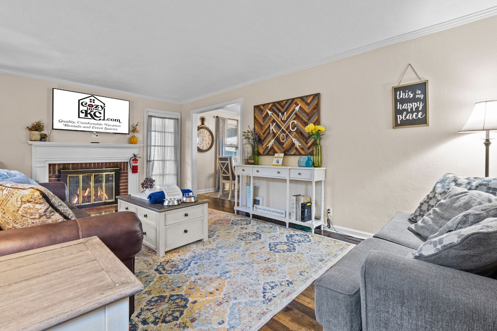 Cozy Cottage Minutes From Stadiums + Parking And Fenced In Yard - Kansas City, MO