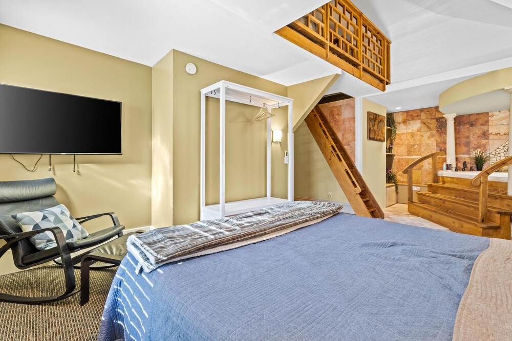 Westport Oasis - Game Room And Private Hot Tub! - Kansas City, KS