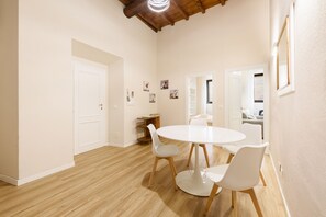 Apartamento Comfort | Sala de estar | Televisor de ecrã plano de 40 polegadas com canais digitais, televisor 