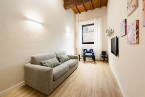 Apartamento Comfort | Sala de estar | Televisor de ecrã plano de 40 polegadas com canais digitais, televisor 