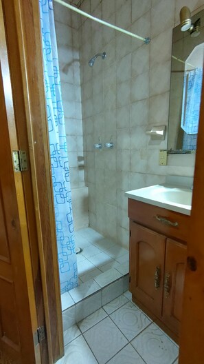 Quarto Standard | Casa de banho | Um polibã, artigos de higiene pessoal grátis, toalhas fornecidas, sabão 
