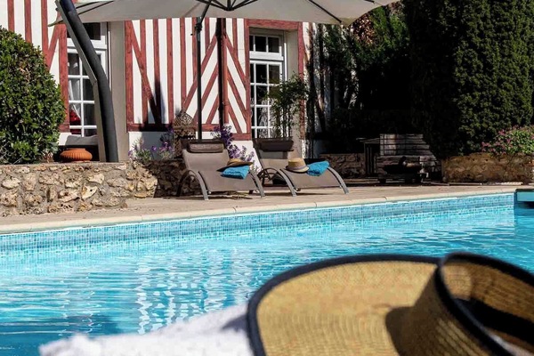 Piscina externa sazonal, funciona das 9h às 20h30, guarda-sóis