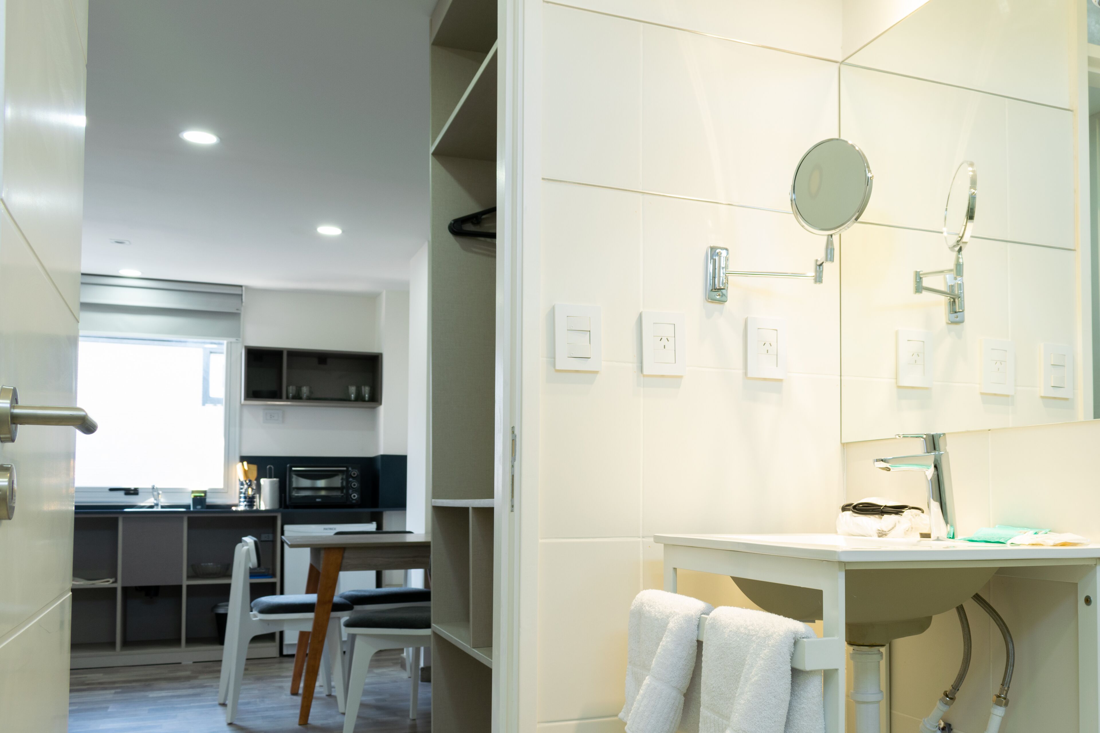 1 quarto, cofres nos quartos, cortinas blackout, quartos à prova de som