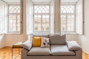 Apartamento, 3 quartos | Sala de estar | Televisor de ecrã plano de 80 cm com canais por cabo, televisor 