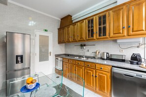 Apartamento, 3 quartos | Cozinha privada | Um frigorífico, um forno, uma placa de cozinha 