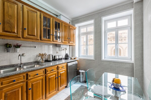 Apartamento, 3 quartos | Cozinha privada | Um frigorífico, um forno, uma placa de cozinha 