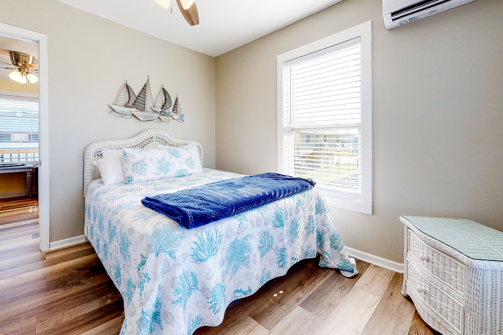 Delightful Island Home With Furnished Patio & Full Kitchen - Walk To The Beach - Jamaica Beach, Galveston