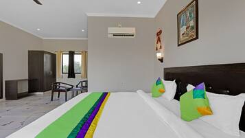 Quarto casal luxo | Escrivaninha, ferros/tábuas de passar roupa