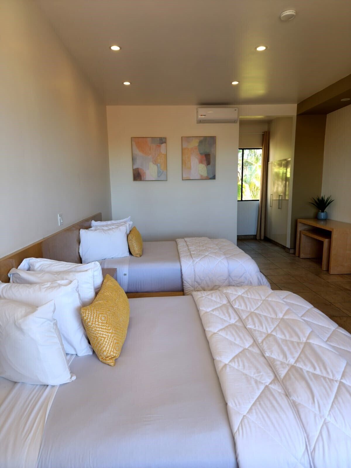 Roupas de cama premium, edredons de pluma, escrivaninha