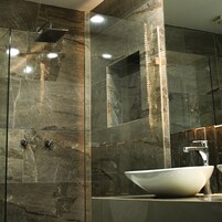 Chuveiro, chuveiro com efeito de chuva, secador de cabelo 
