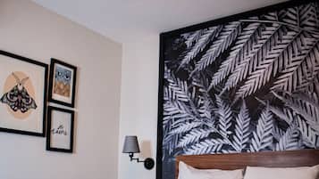 Quarto conforto, 1 cama Queen | Roupas de cama premium, edredons de pluma, cofres nos quartos