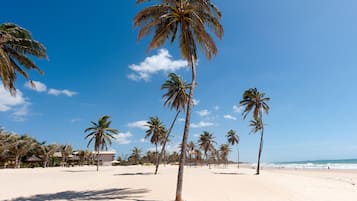 Na praia, praia de areia branca