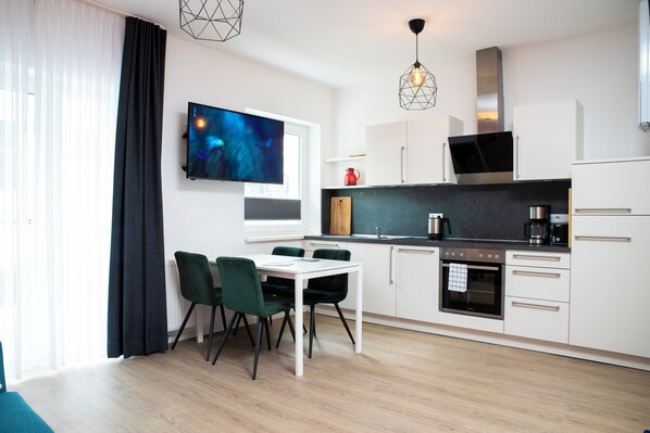 Apartamento grand | Cozinha privada | Chaleira elétrica, cadeirão de bebê