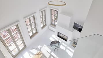 Clock Tower Grand View Suite | Sala de estar | Televisor LED, lareira, computador, monitores