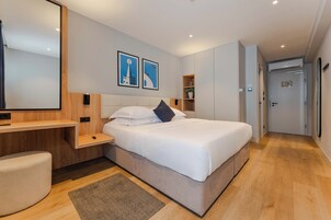 Quarto Duplo Deluxe | Roupa de alta qualidade, cofre no quarto, secretária 