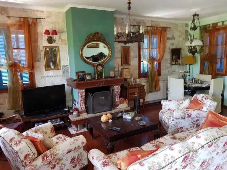 Traditional Villa Vicky Is A Two Floor House With A Private Pool In Evia Island. - Eubea