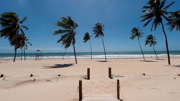 Na praia, praia de areia branca, toalhas de praia