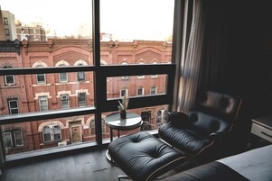 Quarto Cidade | Roupa de alta qualidade, cofre no quarto, secretária 