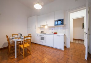Apartamento Familiar, 3 quartos (I Marinai - In The City Of Genoa) | Cozinha privada | Um frigorífico, um micro-ondas, um forno, uma máquina de lavar louça