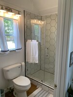 Cabana de Madeira de Luxo, 1 cama queen-size, vista para o rio | Casa de banho | Um polibã e uma banheira separados, uma banheira de imersão total
