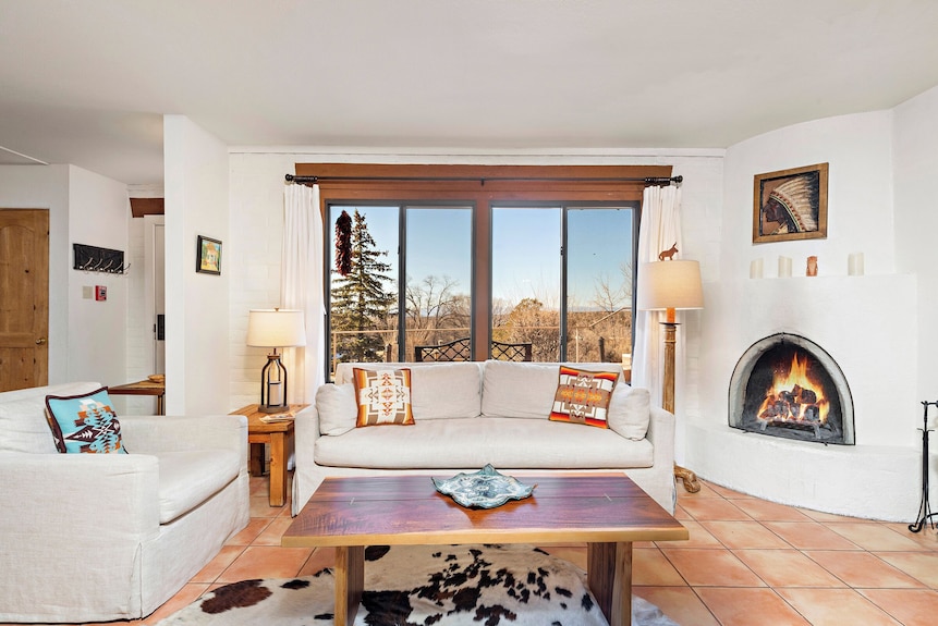 Fort Marcy 73 | Walk To Plaza | Kiva Fireplace | Full Kitchen | Hot Tub | Pool | 2 Levels - Santa Fe, NM