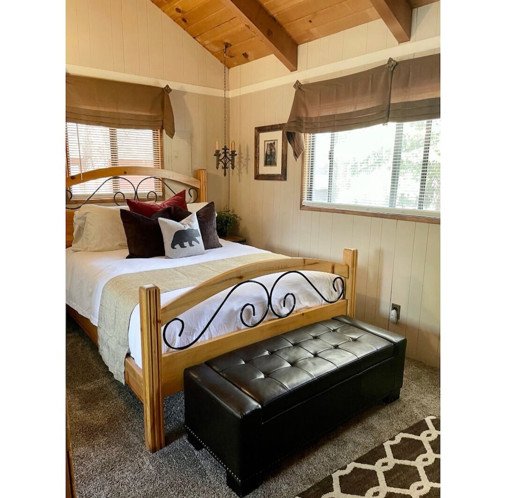 Cozy Cabin W/large Backyard ~ Walk To: Ski Shuttle, Golf, Zoo & Trailheads! - Big Bear Lake, CA