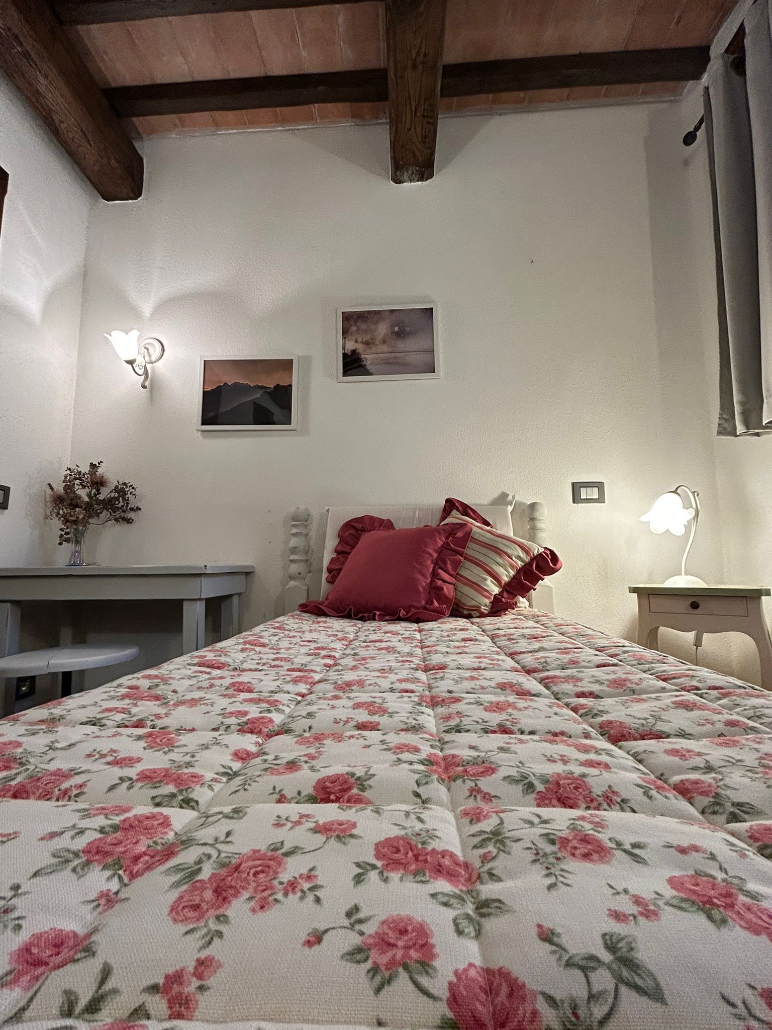 Quarto solteiro standard | Cortinas blackout, roupa de cama