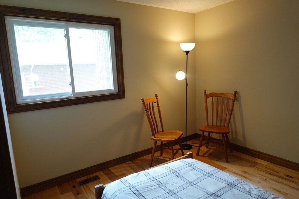 Cozy Waterfront Renovated Cottage Escape - Wasaga Beach