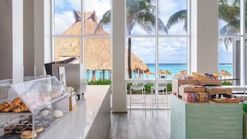 3 restaurantes, pequenos-almoços servidos