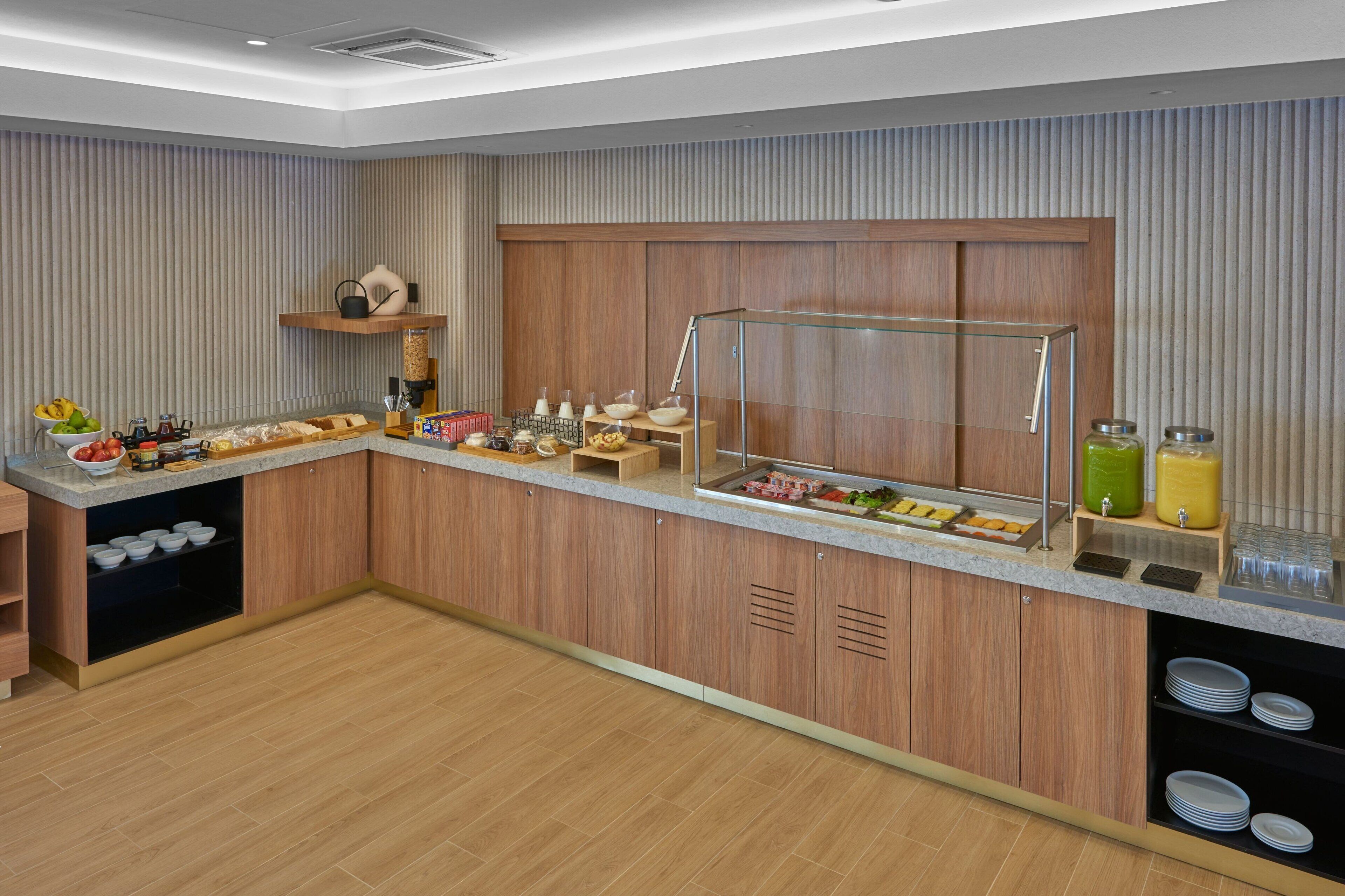 Uma mesa de buffet com diversos alimentos e bebidas.