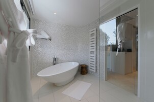 Quarto casal ou duplo | Banheiro | Secador de cabelo, roupões de banho, toalhas de banho, sabonete