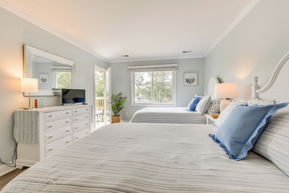 Bright Sunset Beach Condo W/ Golf Course View - Sunset Beach, NC
